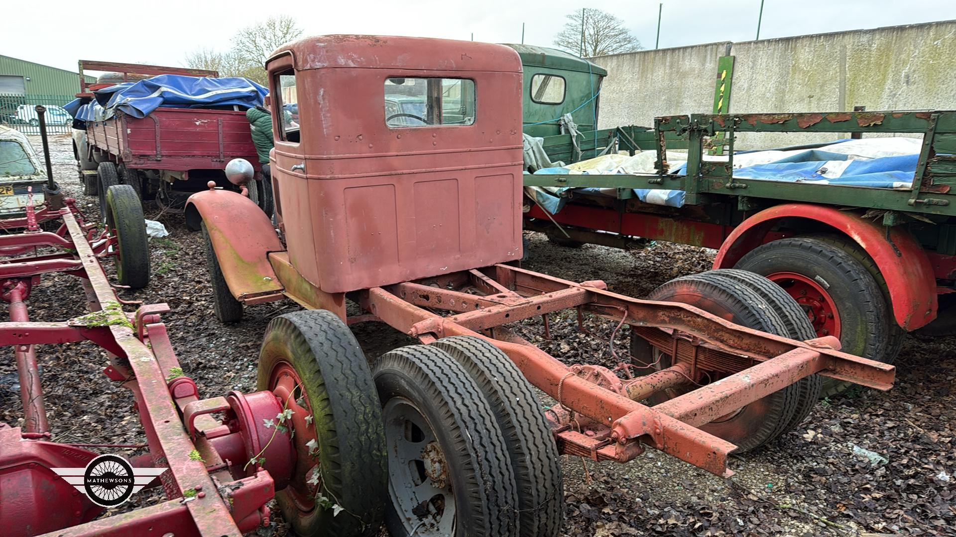 Lot 255 - CIRCA 1930 MORRIS 2 TON CHASSIS / CAB